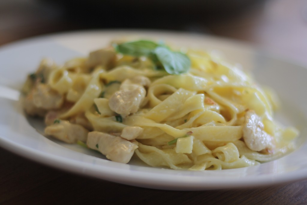 Fljótlegt pasta með kjúkling, beikon og basil - Vinotek.is